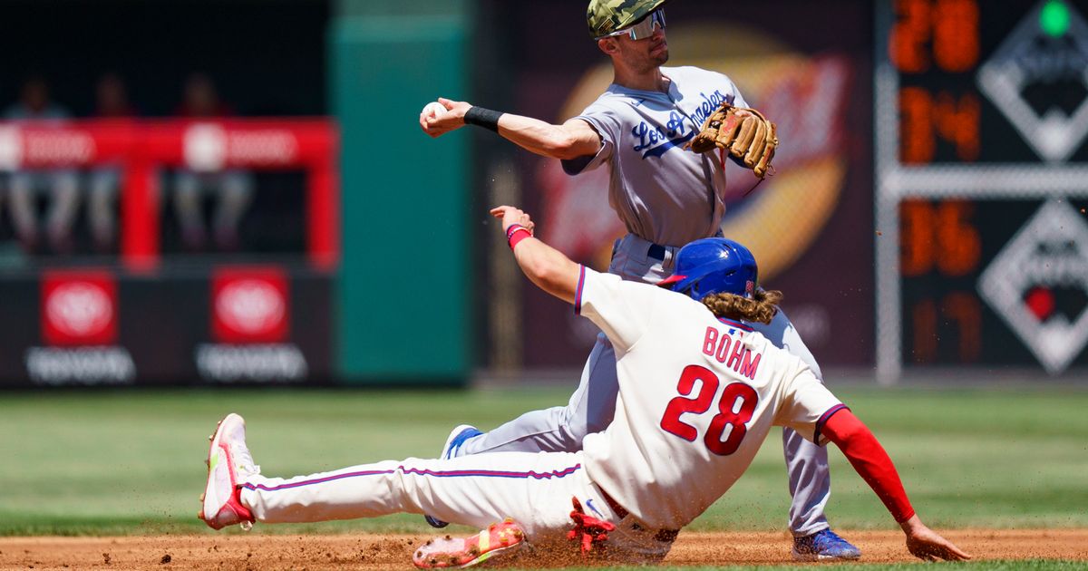 Muncy’s error allows Phillies to rally past Dodgers | The Seattle Times