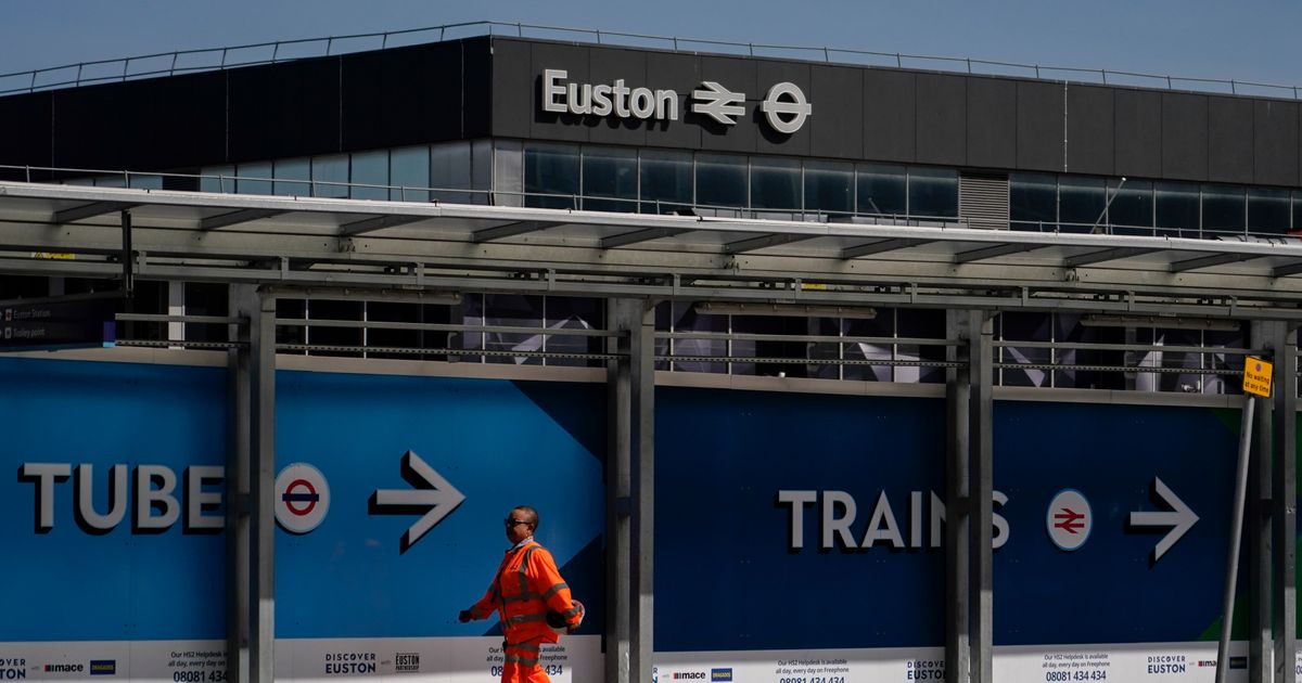 UK rail strike strands commuters, pits workers against govt | The ...