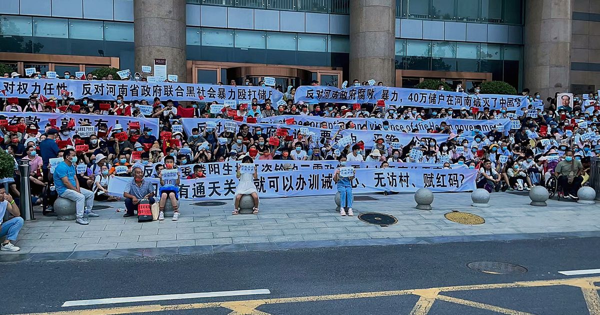Chinese bank depositors face police in angry protest | The Seattle Times