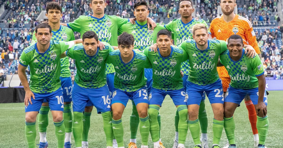 How the starting XI photo began and why one of soccer’s oldest ...