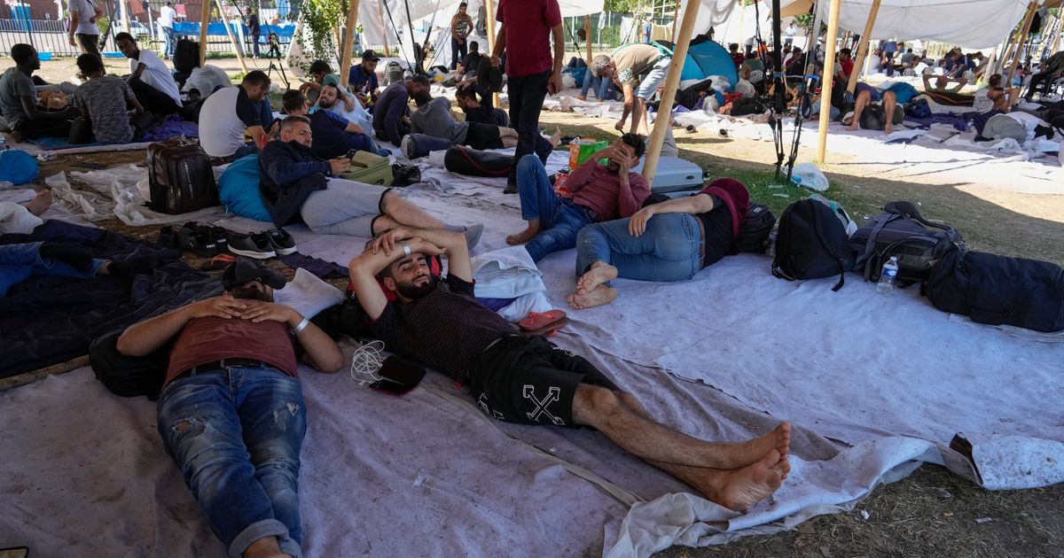 Dutch agencies help migrants sleeping outside crowded camp | The ...