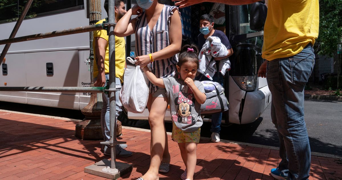 Asylum seekers caught in political battle in NYC, Washington | The Seattle Times