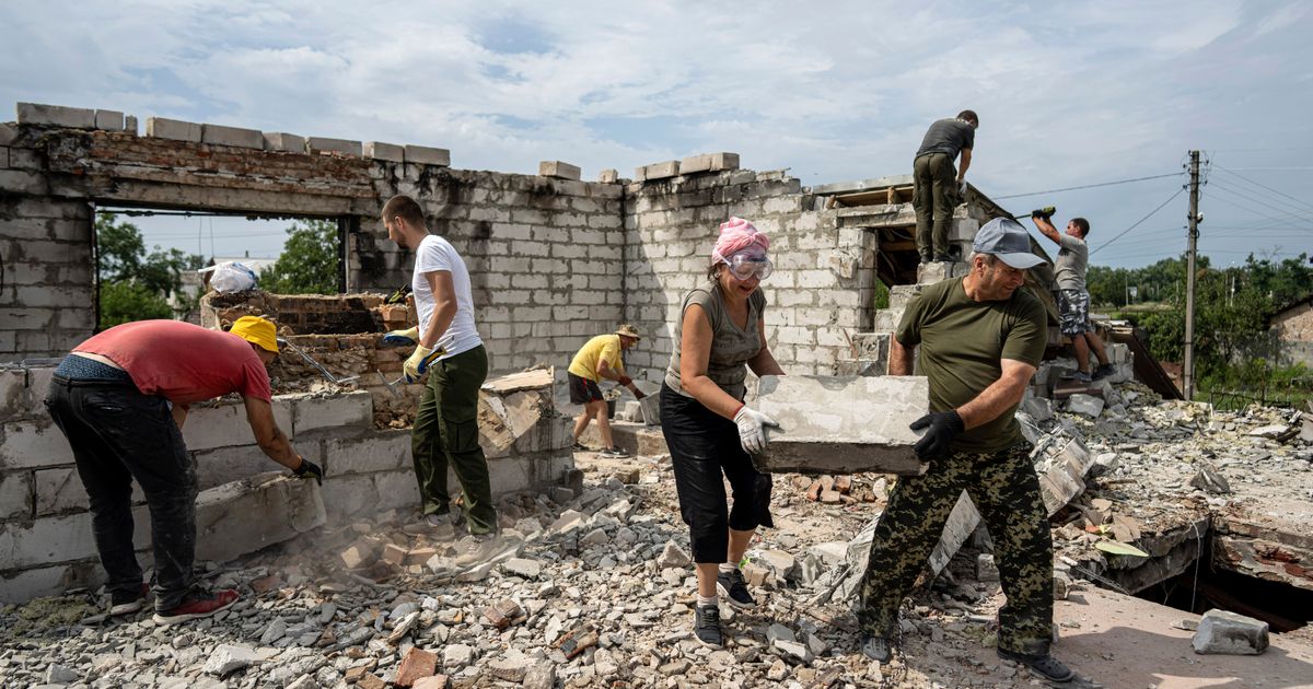 In Ukraine, rebuilding starts with neighbors’ help | The Seattle Times