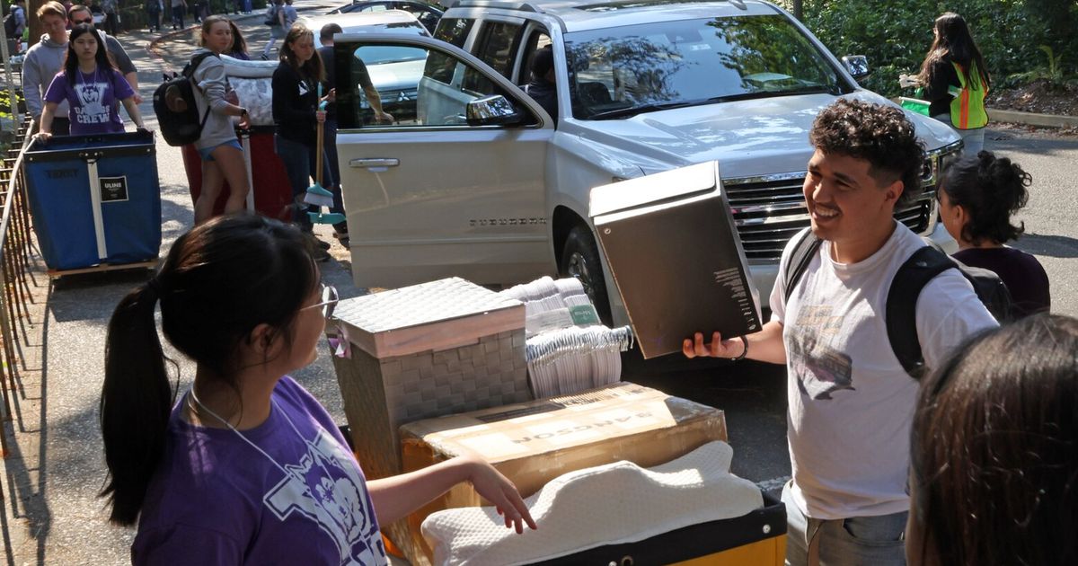 UW students settle in on move-in days | The Seattle Times