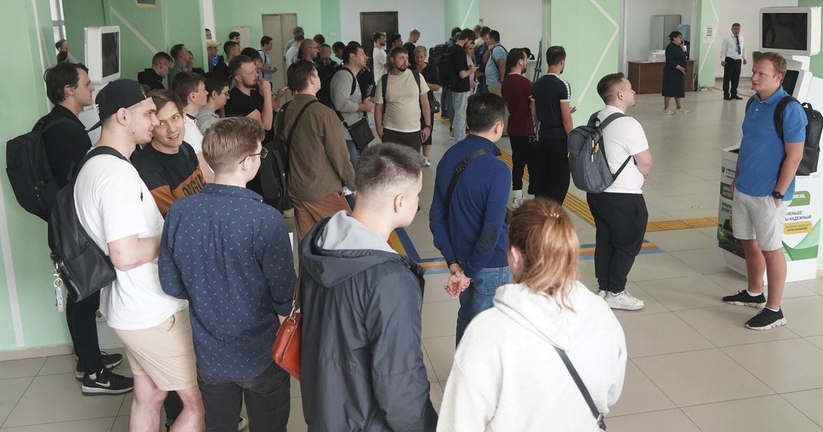 Over 194,000 Russians flee call-up by heading to neighboring countries ...
