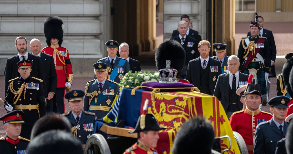 Mourners wait for hours, miles to farewell Queen Elizabeth | The ...