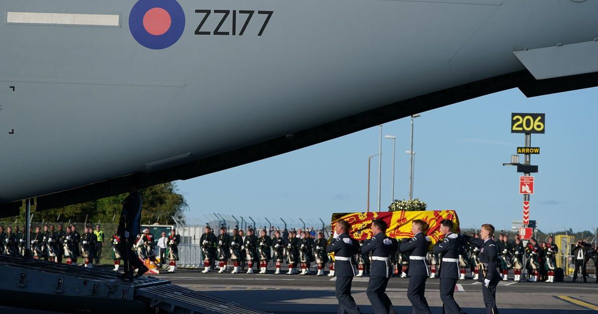 Casket of Queen Elizabeth II arrives at Buckingham Palace | The Seattle ...