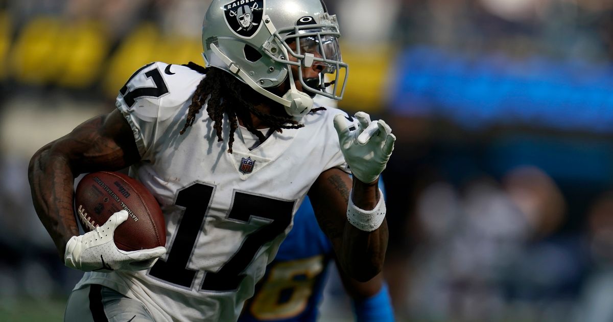 Adams’ strong debut not enough for Raiders in opener | The Seattle Times