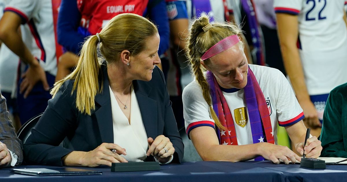 U.S. Soccer, players formally sign equal pay agreements | The Seattle Times