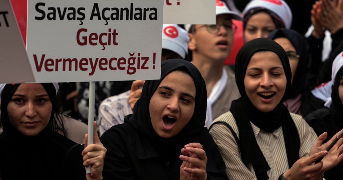 Thousands march in Turkey to demand ban on LGBTQ groups | The Seattle Times