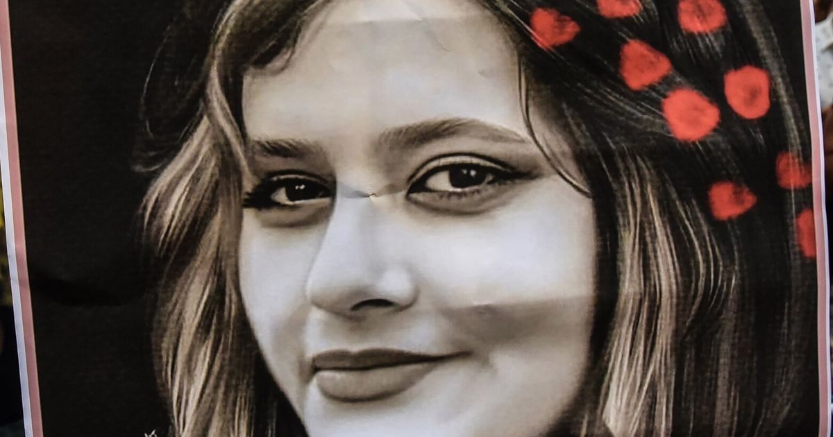 Memorials For 2 Young Women Killed In Iran Galvanize Protests The