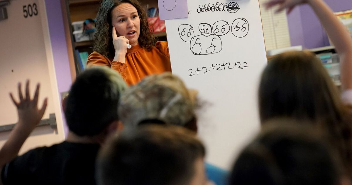 In one giant classroom, four teachers manage 135 kids — and love it ...