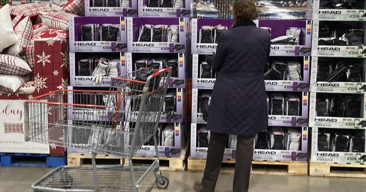 US retail sales rose 1.3% last month, a sign of resilience | The ...