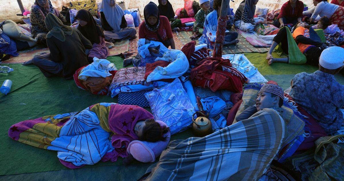 Indonesia earthquake toll reaches 310 as more bodies found | The ... Indonesia earthquake toll reaches 310 as more bodies found | The ...