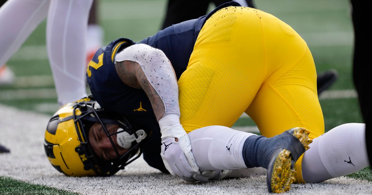 No. 3 Michigan’s RB Corum hurts knee, limited vs. Illinois | The ...