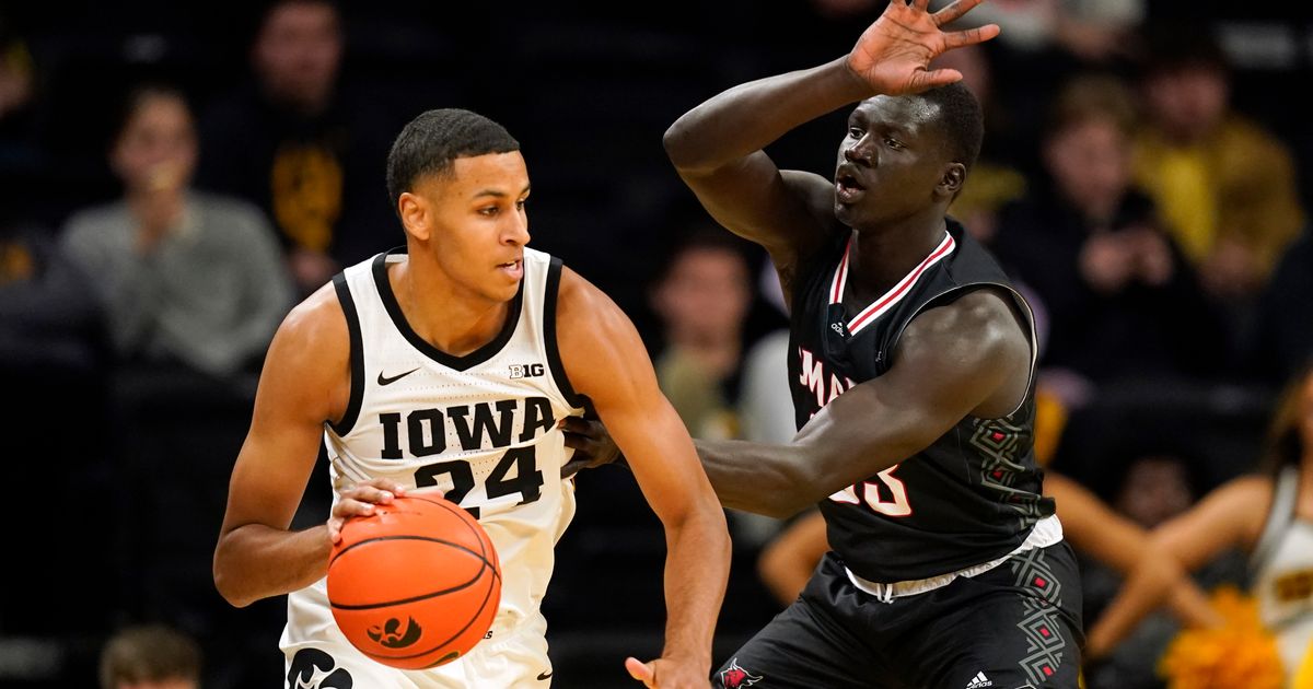 Murray scores 30 as No. 25 Iowa defeats Omaha 100-64 | The Seattle Times