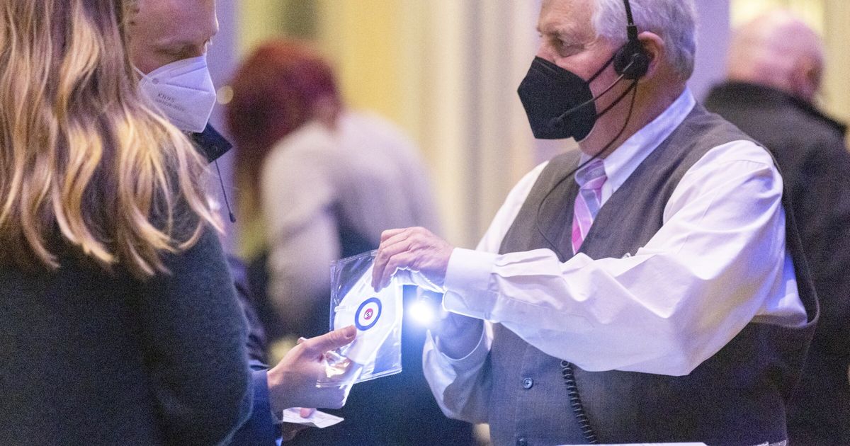 WA public health leaders again urge masking indoors amid ‘tripledemic ...