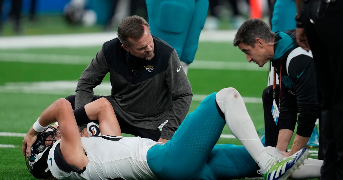 Jaguars’ Lawrence plays after hurting left knee versus Lions | The ...