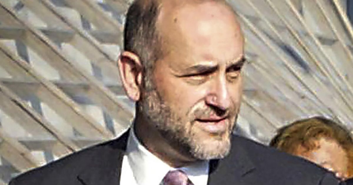 Ex-prosecutor’s new book details fight over indicting Trump | The ...