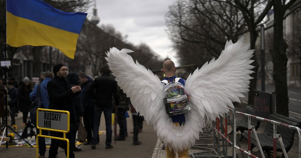 People across the world gather to mark war anniversary | The Seattle Times