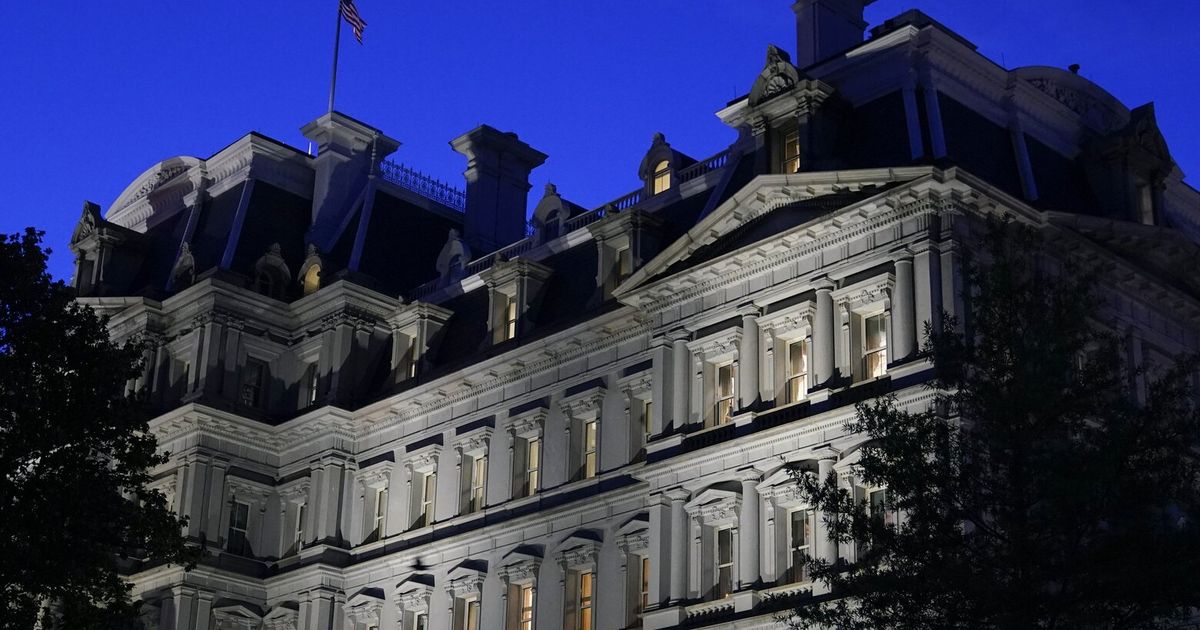 Fire breaks out at building near White House, no injuries | The Seattle ...