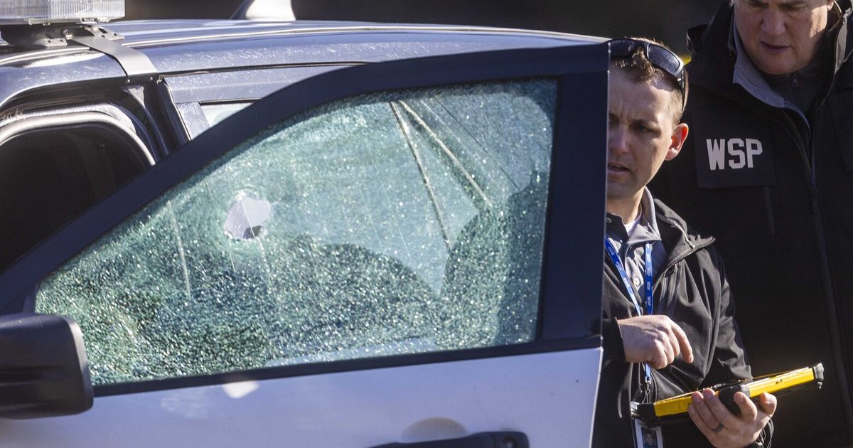 1 dead, police officer shot outside Everett grocery store | The Seattle ...