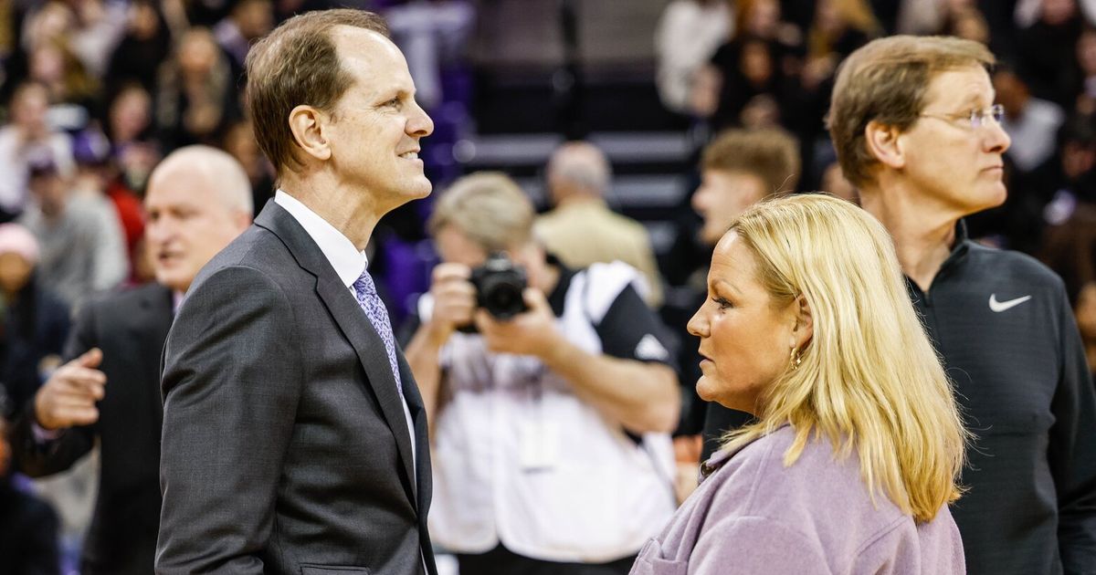 Mike Hopkins will return as UW men’s basketball coach next season ...