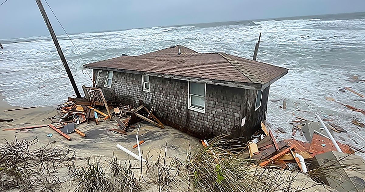 House collapses into ocean on North Carolina’s Outer Banks | The ...