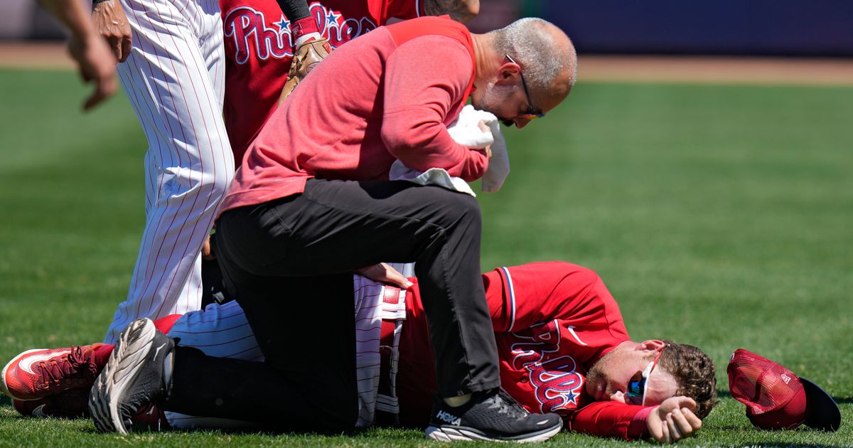 Phils’ Hoskins tears knee, expected to miss significant time | The ...