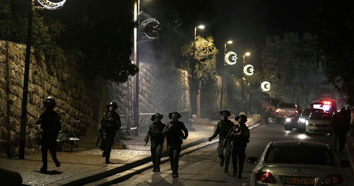 Violence at Jerusalem mosque prompts fears of wider fighting | The ...