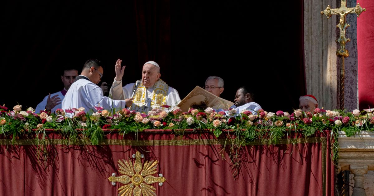Pope at Easter: Pray for Ukrainian, Russian people, refugees | The ...