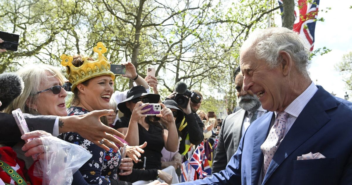 King Charles III surprises crowd outside Buckingham Palace | The ...