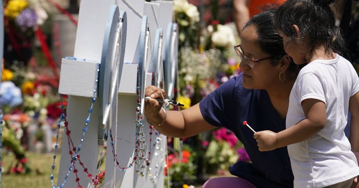 Officer who killed mall attack shooter hailed as a hero | The Seattle Times