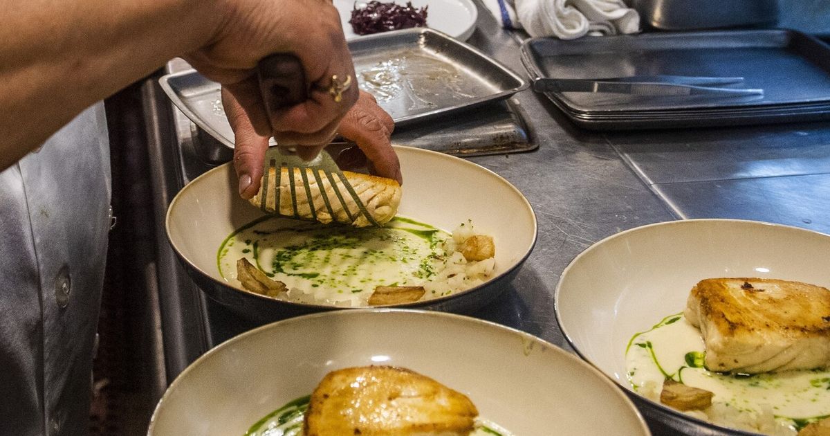 Sick workers tied to 40% of restaurant food poisoning outbreaks, CDC ...