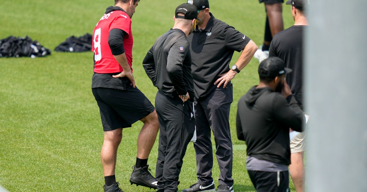 Aaron Rodgers strains calf during warmups, sits out first Jets practice ...