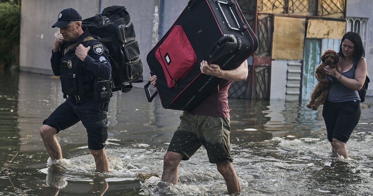 Citizens embark on chaotic scramble to escape floodwaters after Ukraine ...