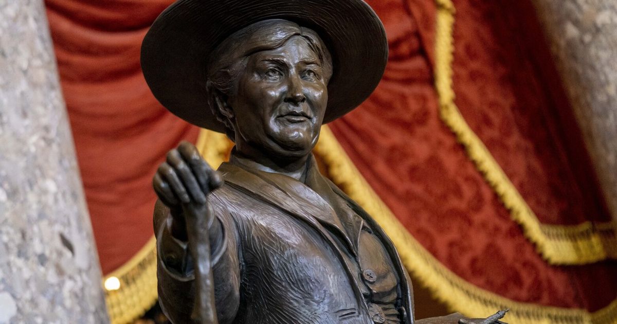 Bronze statue of noted American author Willa Cather unveiled in US ...