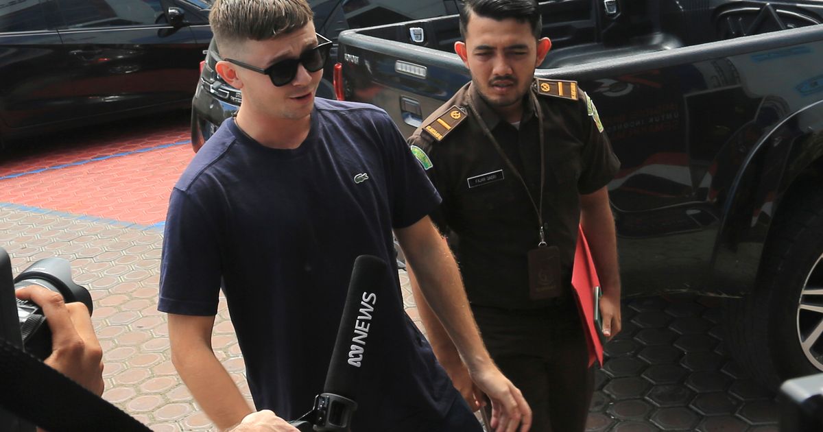 Indonesia set to deport Australian surfer who apologized for drunken ...