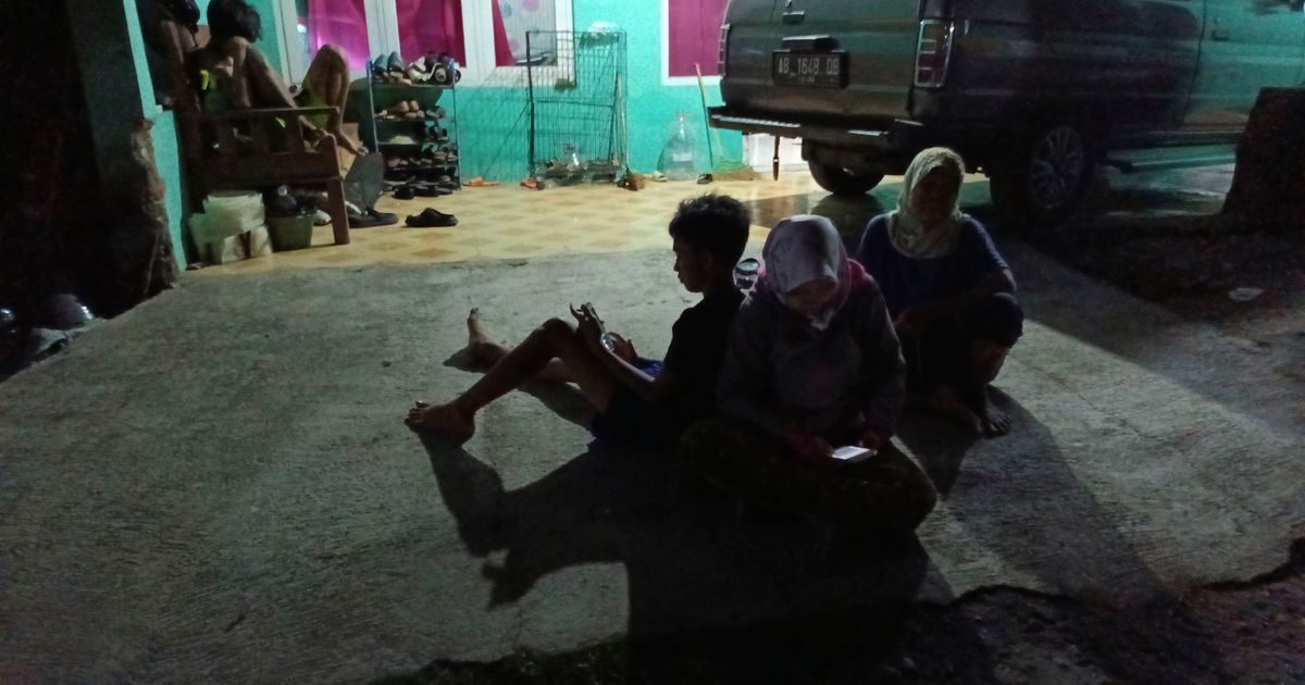 Strong earthquake shakes Indonesia’s main island, killing 1 and ...