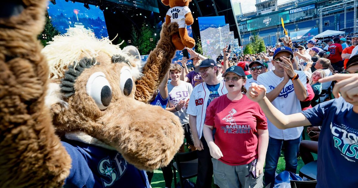 Seattle fans give MLB commissioner Rob Manfred the full draft treatment ...