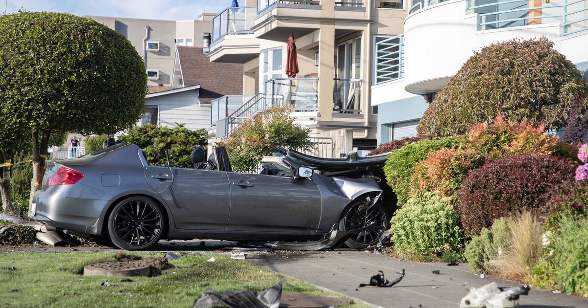Vehicle ends up in water at Alki Beach after crash, 1 in critical ...