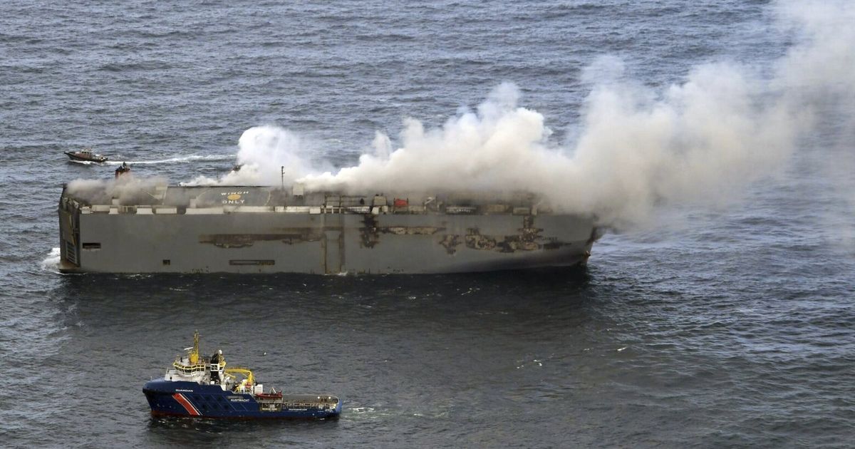 A freighter carrying nearly 3,000 cars catches fire in the North Sea ...