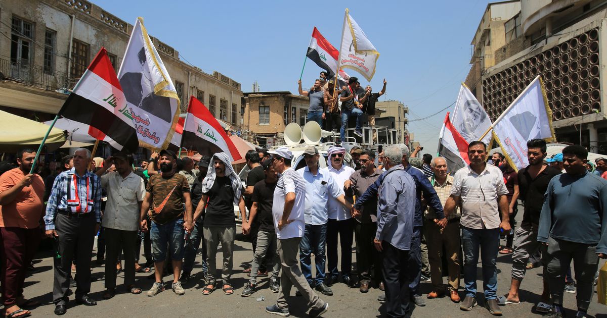 Bank owners and citizens protest deterioration of the Iraqi dinar ...