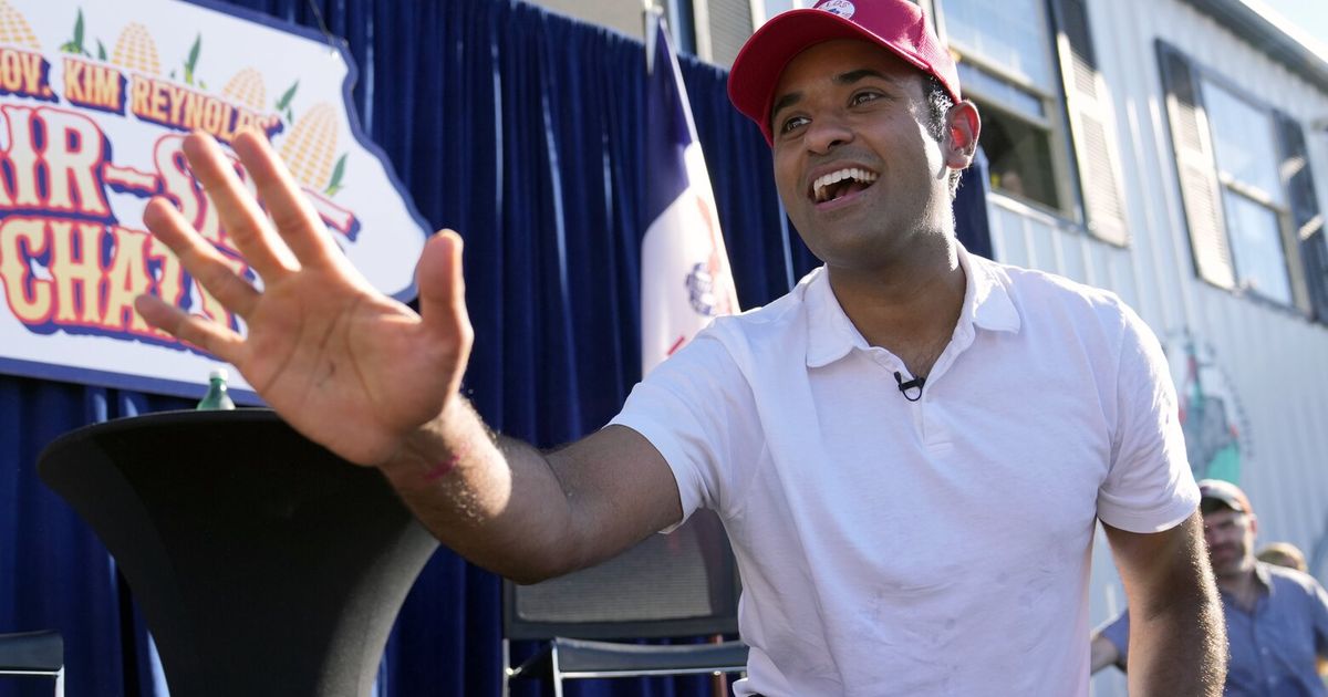 How Vivek Ramaswamy is pushing — delicately — to win over Trump ...