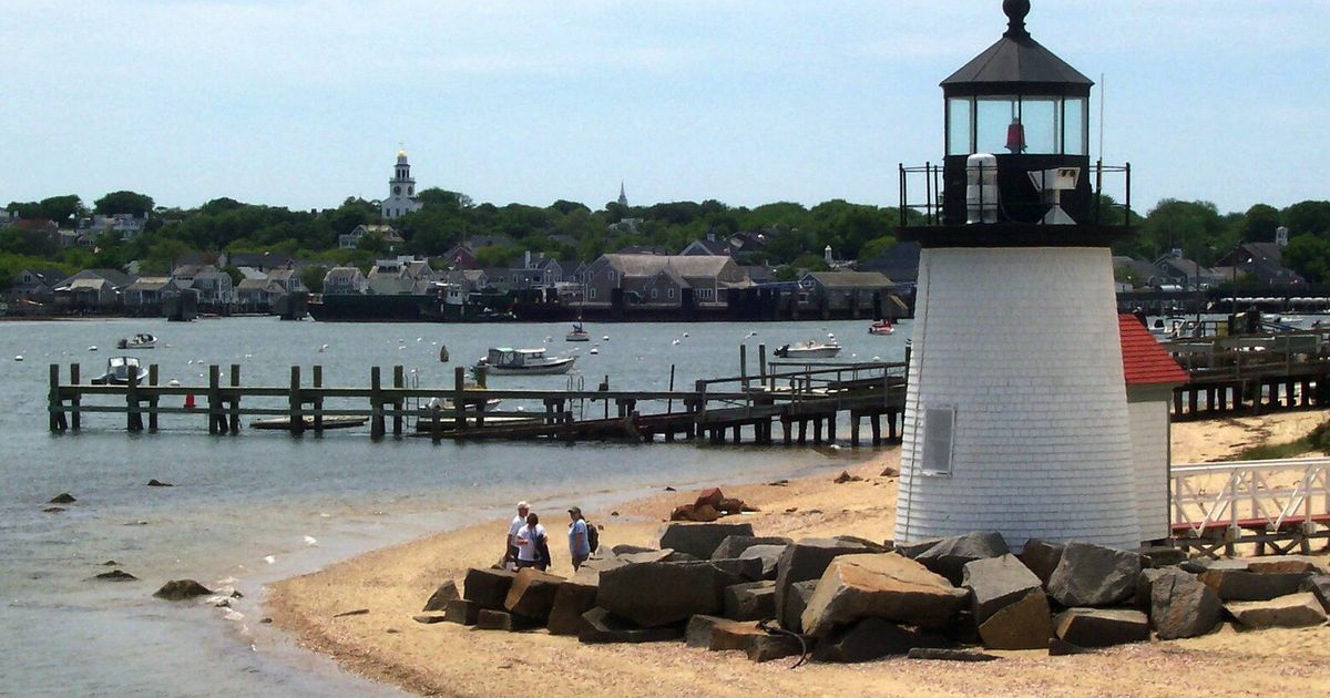 Billionaire fights Nantucket clam shack 18 inches from his home | The ...
