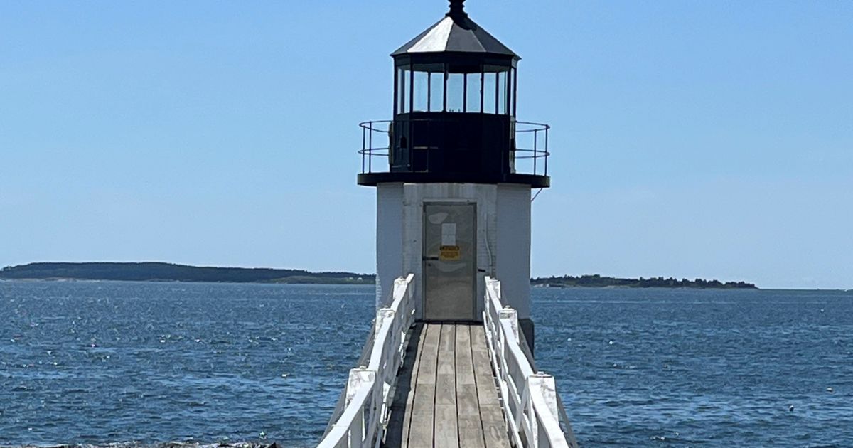 Lighthouse featured in ‘Forrest Gump’ goes dark after lightning strike ...