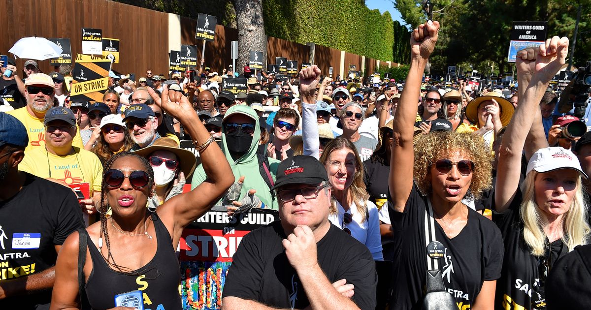 Kerry Washington, Martin Sheen shout for solidarity between Hollywood ...