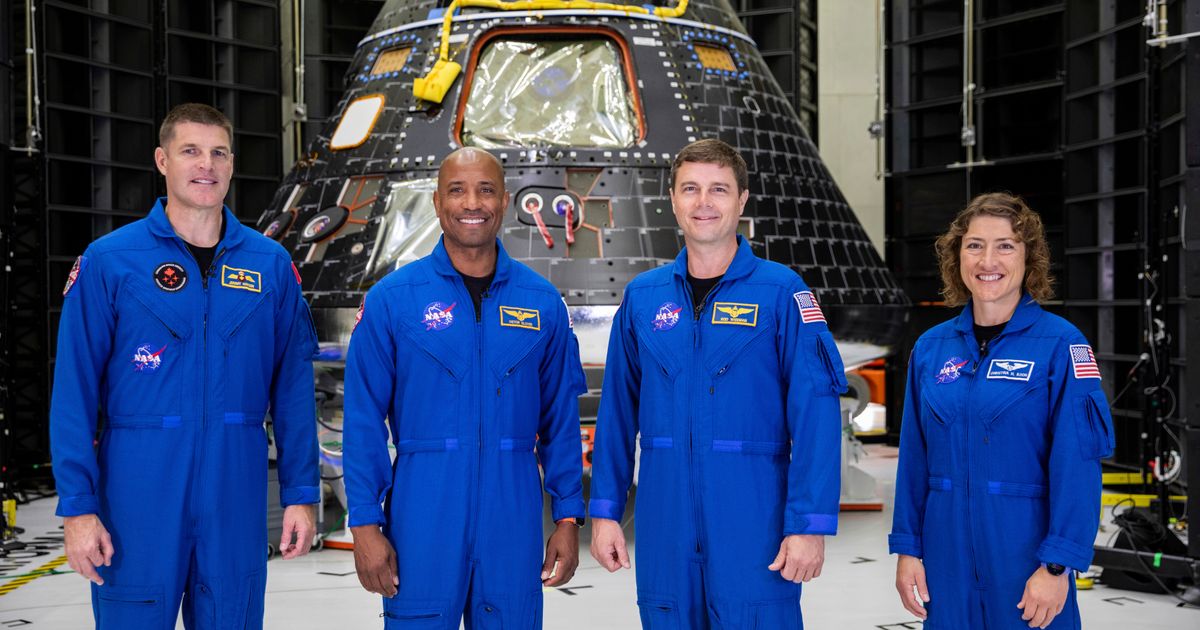 Astronauts get first look at the spacecraft that will fly them around ...