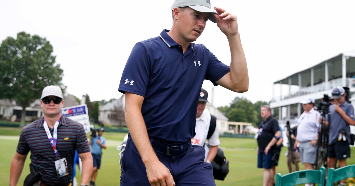 Jordan Spieth keeps a clean card in the mud for a 63 to lead the PGA ...