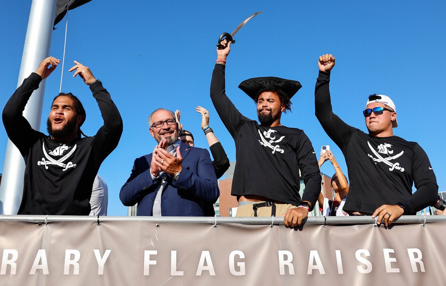 WSU Cougars hold on for statement win over No. 19 Wisconsin in Pullman ...